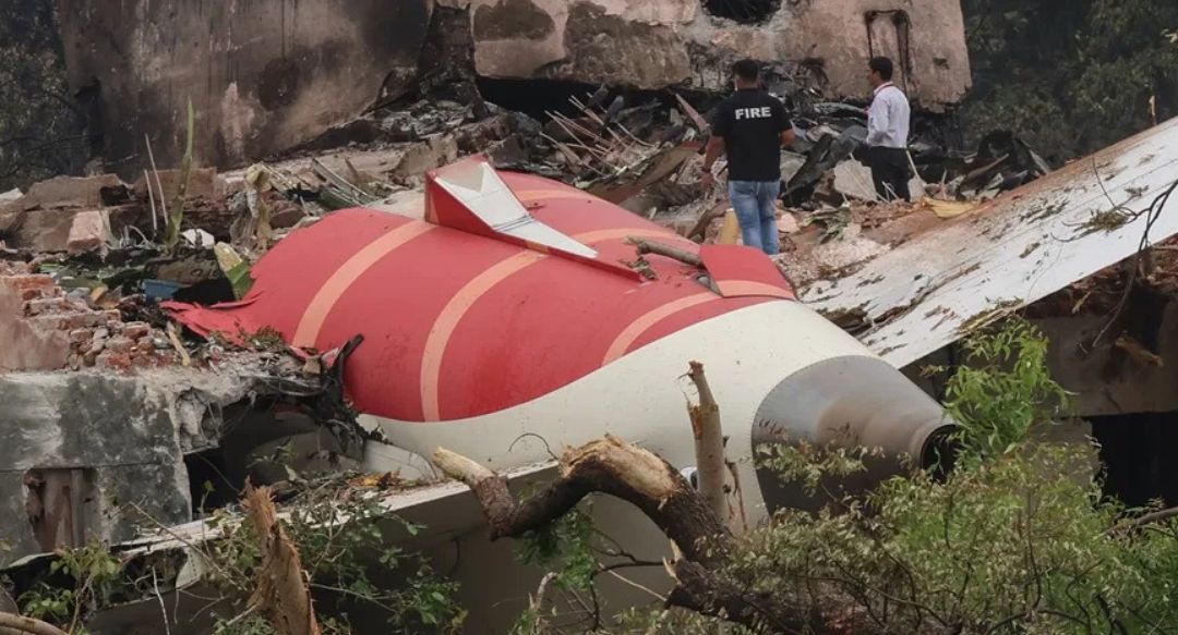 Recuperan una de las cajas negras del avión siniestrado en India | Guillermo Ortega - Tu sitio ...