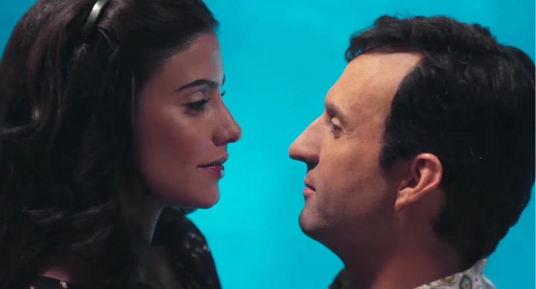 VIDEO: Así fue el primer beso de Florinda Meza y Chespirito en la bioserie y en la vida real ...