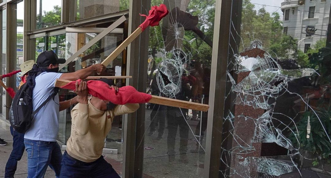 CETEG vandaliza Torre del Bienestar durante marcha de la CNTE en CDMX ...