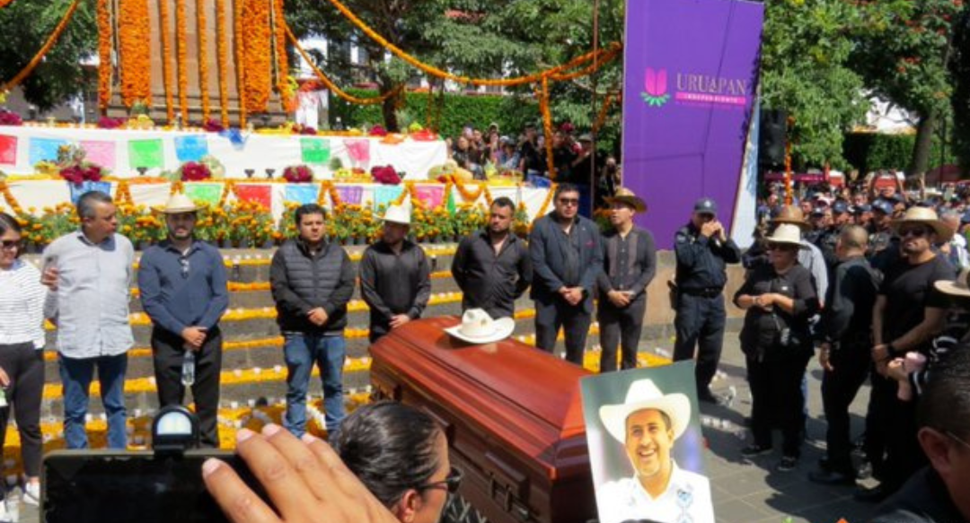 Rinden homenaje póstumo a Carlos Manzo en plaza principal de Uruapan ...