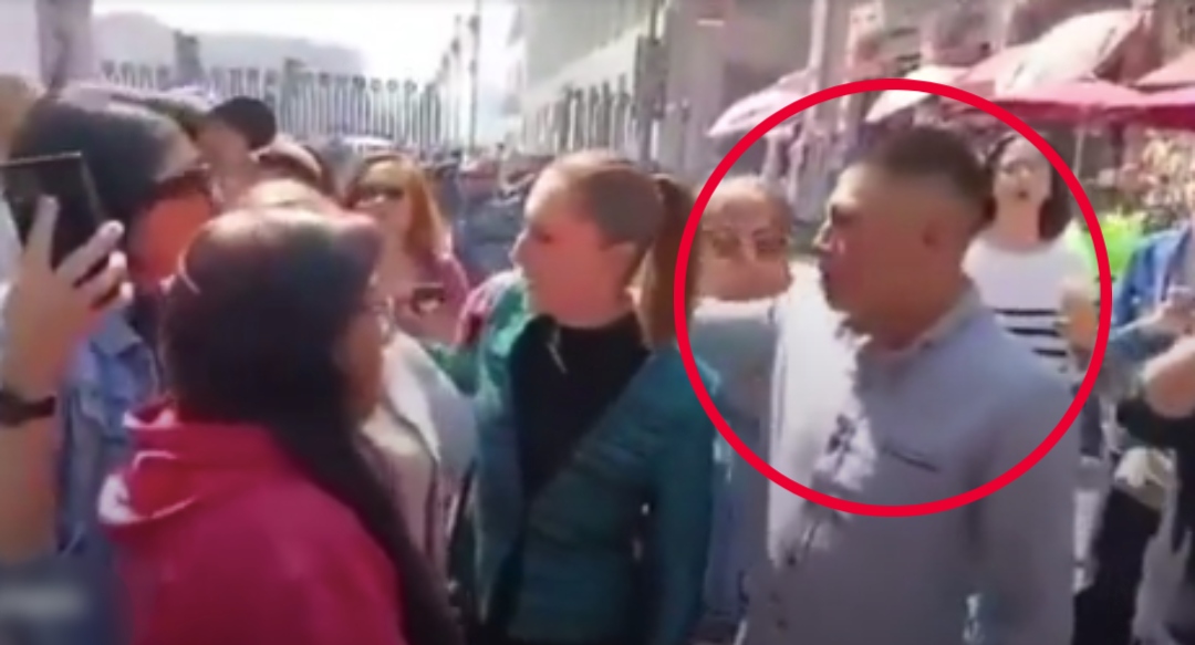 Hombre invade el espacio personal de la presidenta Claudia Sheinbaum ...