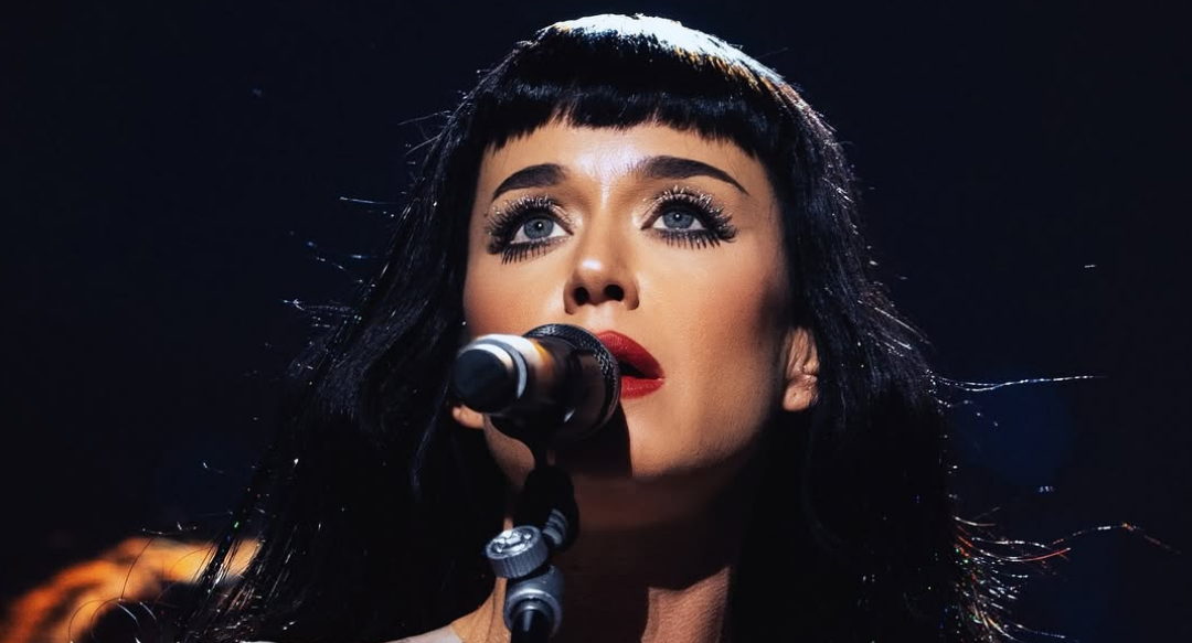 VIDEO: Fan sorprende a Katy Perry al subir al escenario en pleno ...