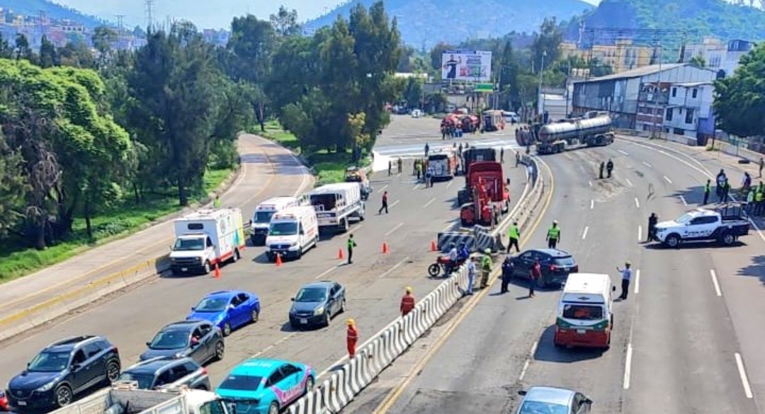 Caos en la México-Pachuca: Vuelca pipa con combustible y paraliza la circulación | Guillermo ...